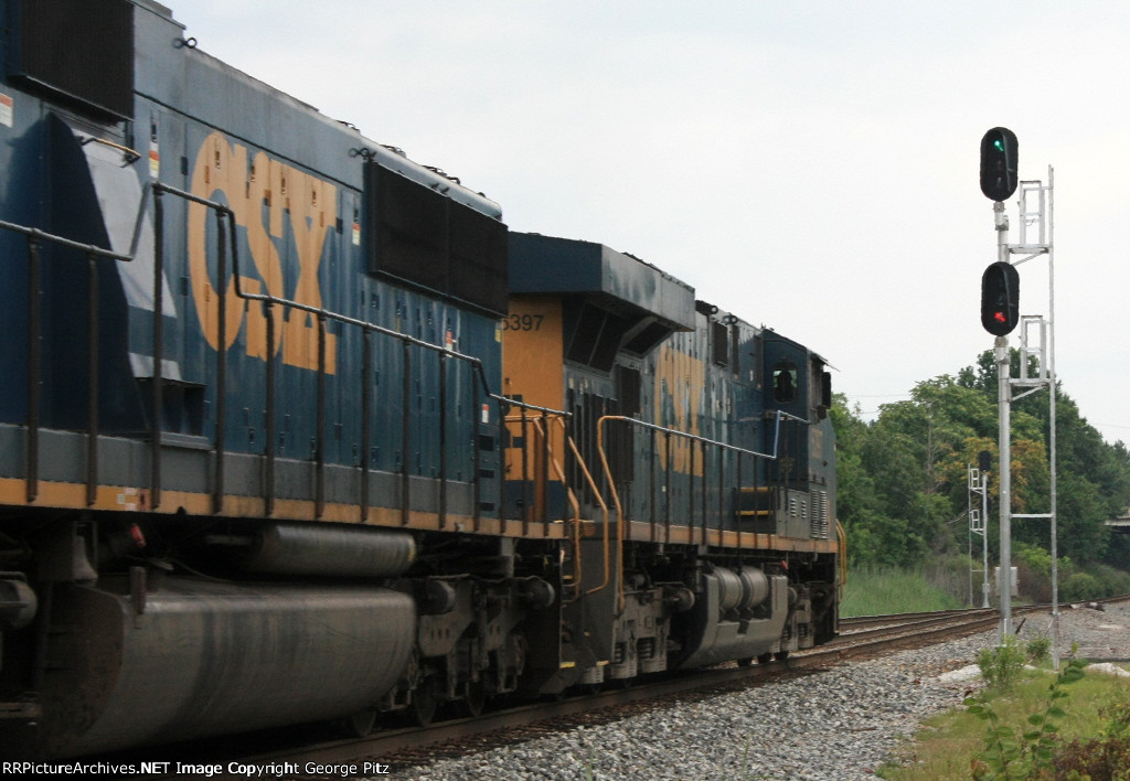 CSX 5397 looks at a clear signal